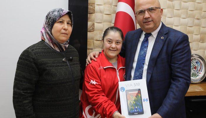 Down sendromlu milli sporcudan Başkan Çoban’a teşekkür ziyareti ...