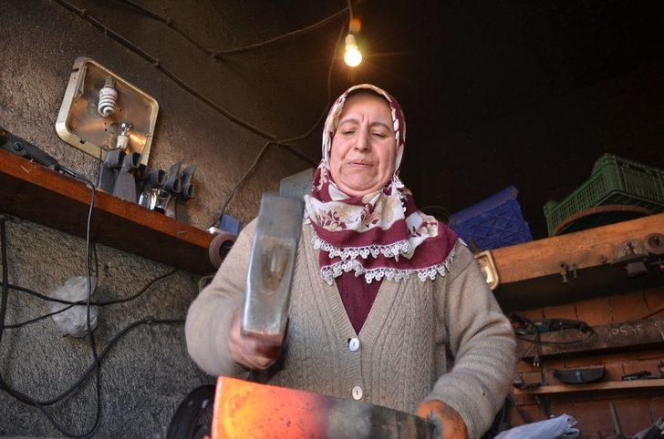 Demiri döven kadın