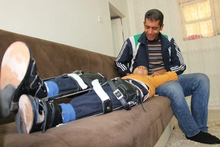 15 yaşındaki Gazi, bacaklarına takılan destek cihazı ile az da olsa ...