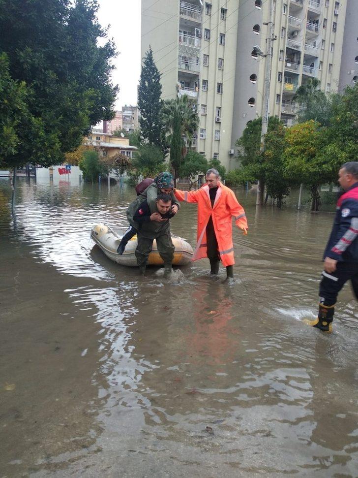 Can-Kur ekipleri vatandaşı sırtlarında taşıyıp kurtardı - Son Dakika ...