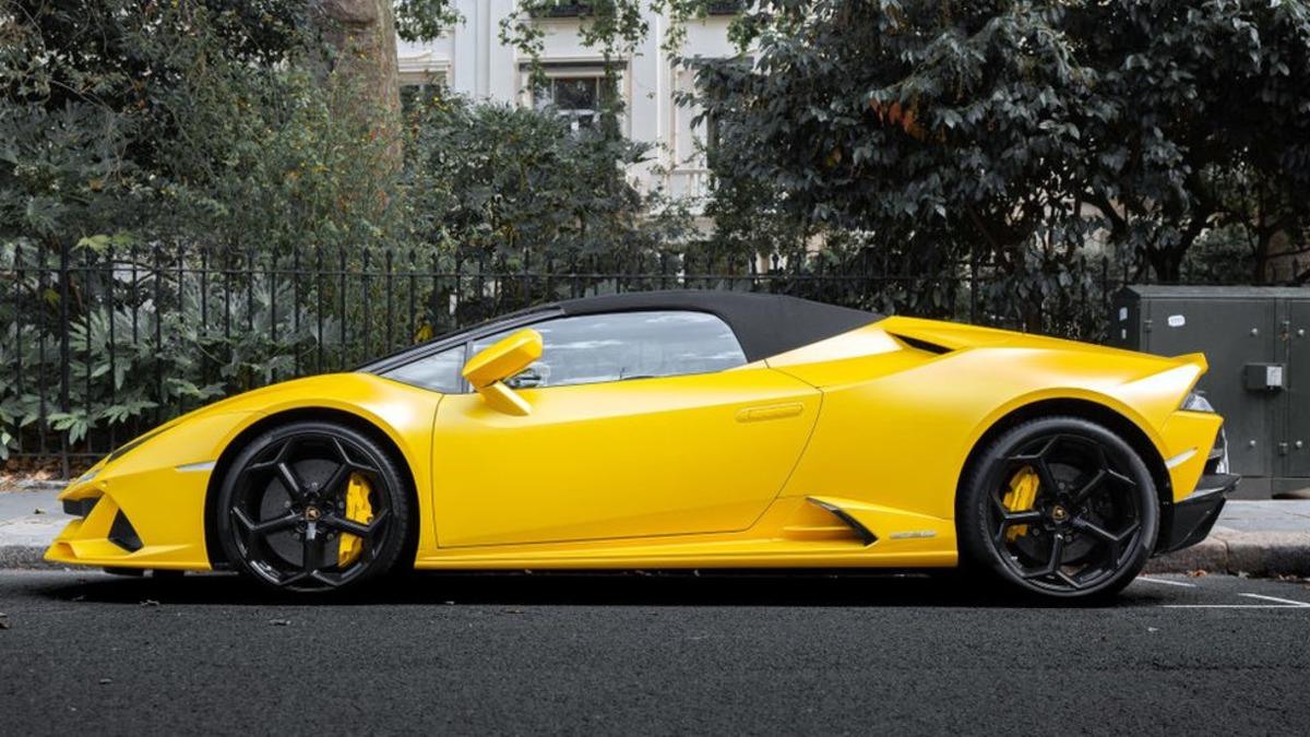 Lamborghini, kız çocuklarını model olarak kullandığı reklamı tepkiler ...