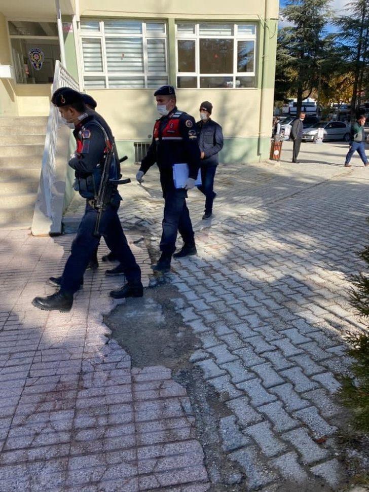 Divanın altından çıkan azılı hırsız tutuklandı - Denizli Haberleri