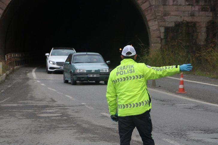 Polis tek tek durdurup kontrol etti, kış lastiği takmayan sürücüler ...