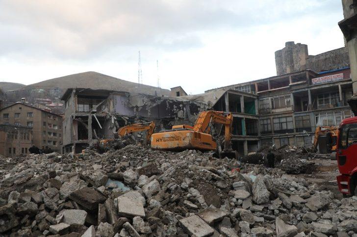 Vali Çağatay 50 yıllık hal binasının yıkım çalışmalarını inceledi