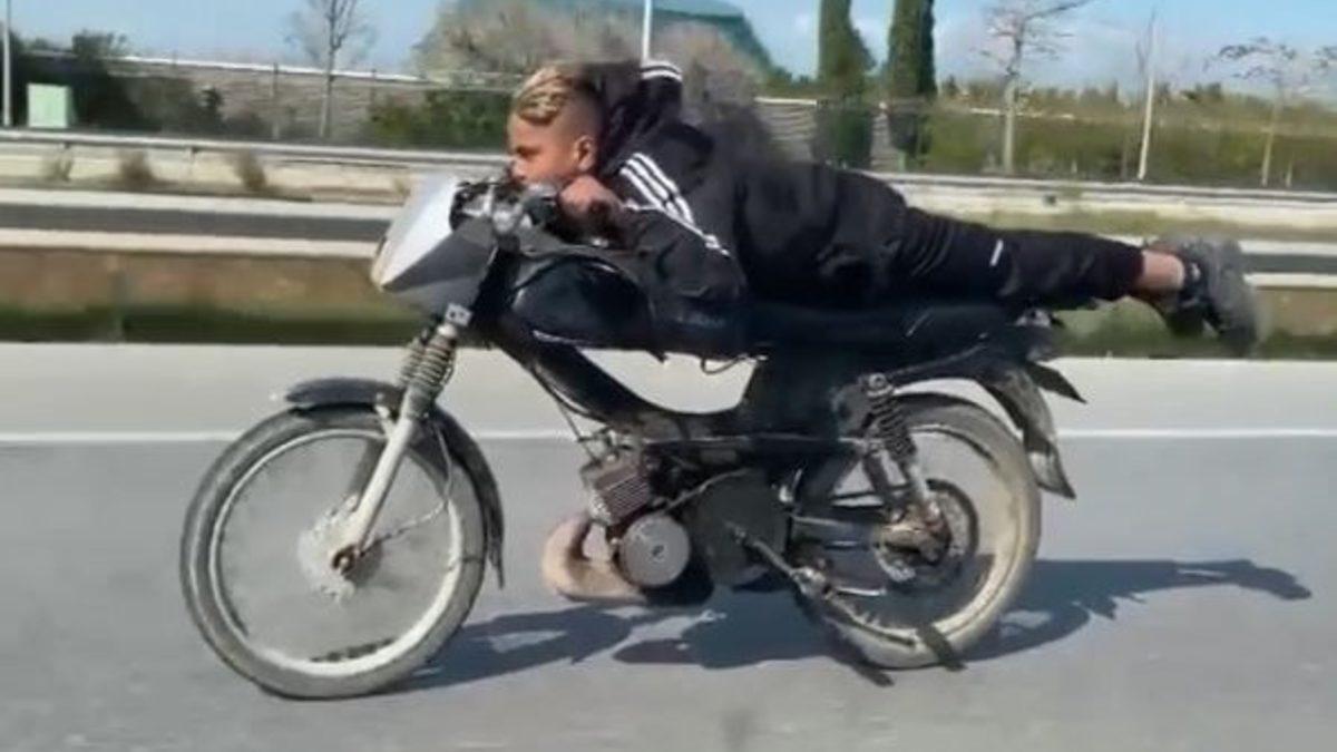 Kısıtlamada motosikletle yüzüstü son sürat tehlikeli yolculuk - Güncel ...