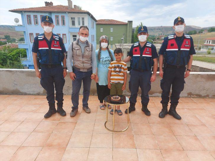 182'nci yaşını kutlayan Jandarmadan Kırıkkale'de çocuklara doğum günü ...
