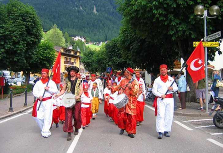 Kökeni efsaneye kadar uzanıyor! İtalya’da 300 yıllık bir Türk festivali ...