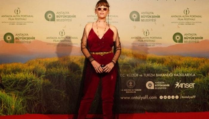 Altın Portakal'da şıklık yarışı! Demet Evgar annesinin diktiği ...