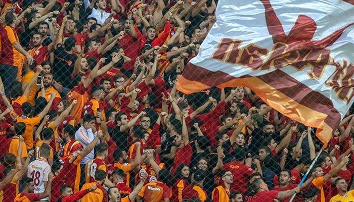 Ünlü yorumcu Galatasaray taraftarının fotoğrafını çekti: Kafalarını ...
