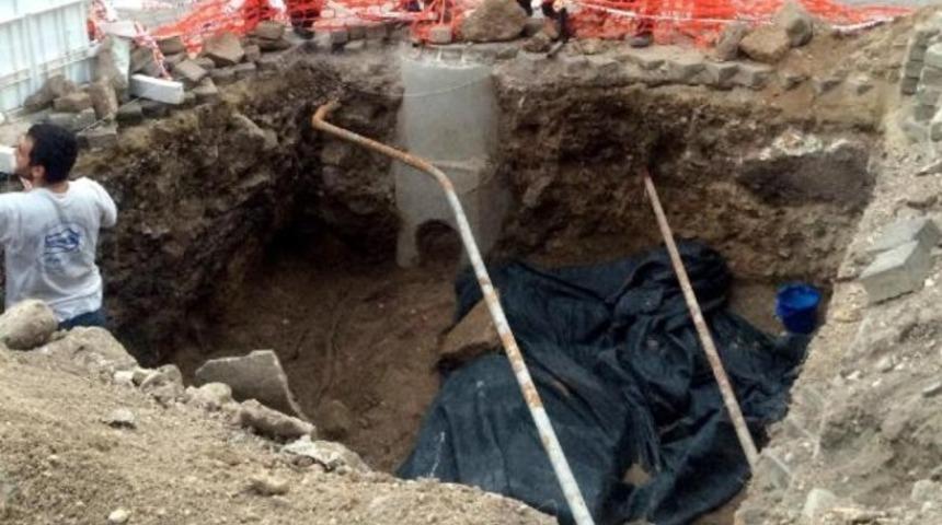 Foça'da kanalizasyon kazısında 2 bin 100 yıllık mezarlar bulundu ...