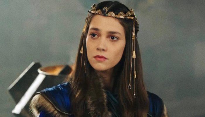 Destan dizisinin Günseli Hatun'u Ecem Sena Bayır dekolteli pozlarıyla görenleri büyülüyor ...