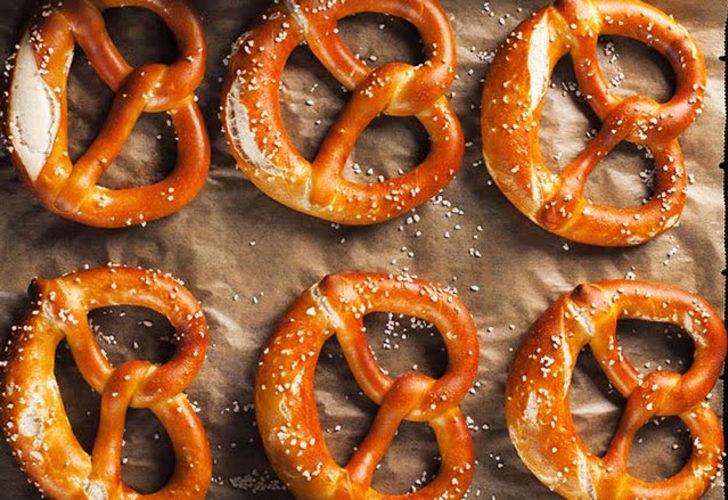 PRETZEL TARİFİ: MasterChef Pretzel nasıl yapılır? Alman simidi Brezel ...