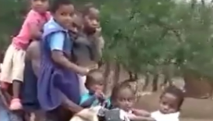 Bir bisiklete 9 çocuğu sığdırdı! Kendisiyle birlikte 10 kişilik ... Bir bisiklete 9 çocuğu sığdırdı! Kendisiyle birlikte 10 kişilik ...