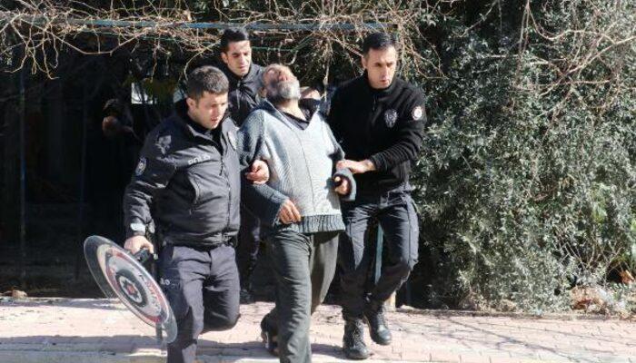 Antalya'da ilginç anlar: Kendini odaya kilitledi, dışarı çıkmak için ...