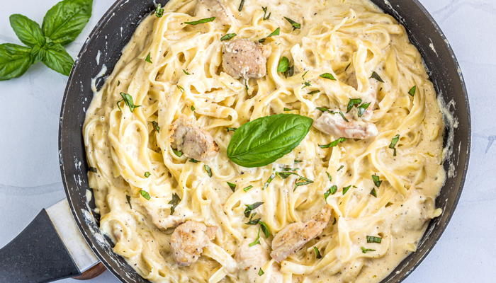 İtalyan mutfağının yıldızı tavuklu Fettuccine Alfredo tarifi! Evde ...