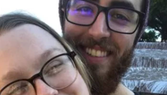 Tatil için kiraladıkları evin banyosunda gizli kamera bulan çift ev ...