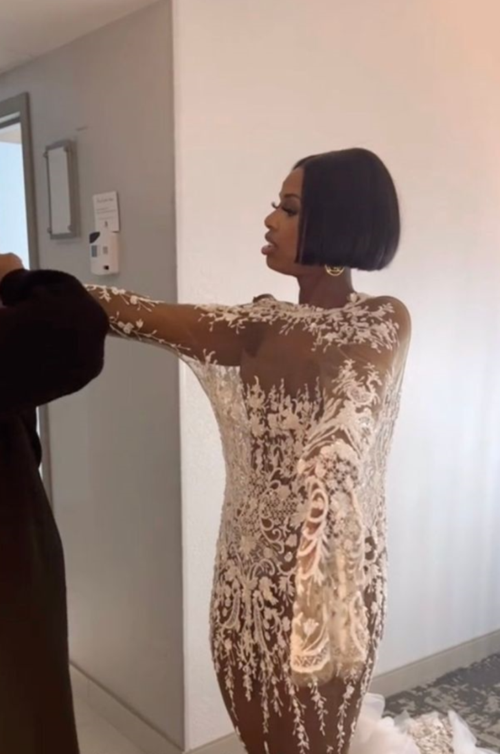 Gelinlik seçimi sosyal medyada viral oldu! “Düğünümde çıplak görünmek ...