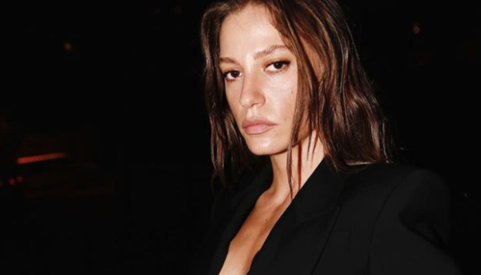 Aile'nin Devin'i Serenay Sarıkaya'nın şıklığının bedeli dudak uçuklattı ...