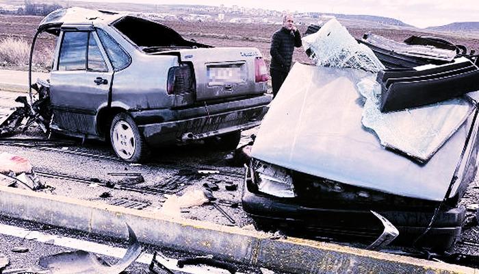 Eskişehir tramvay yolunda feci kaza! Gören dondu kaldı...Otomobil ikiye ... Eskişehir tramvay yolunda feci kaza! Gören dondu kaldı...Otomobil ikiye ...