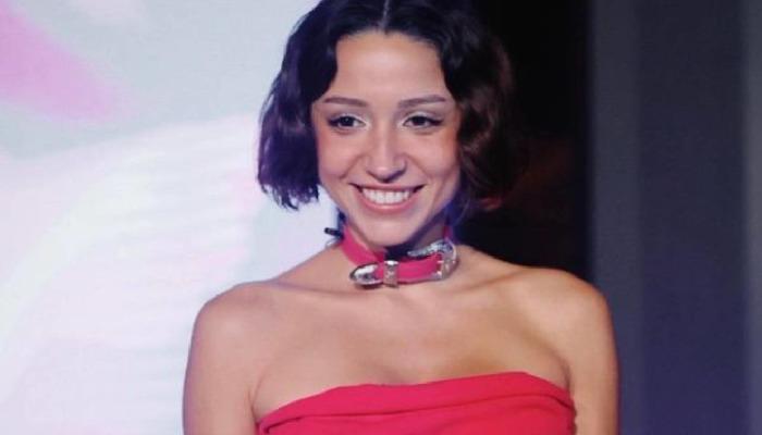 Zeynep Bastık'ın iddialı elbisesiyle dans ettiği anlar sosyal medyayı ...