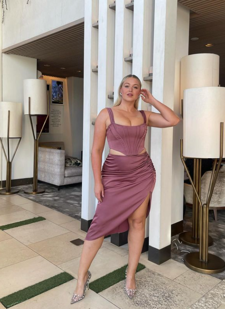 Kıvrımlı model Iskra Lawrence her yerden dekolte verdi! Bedeniyle barışık olduğunu her zaman ...