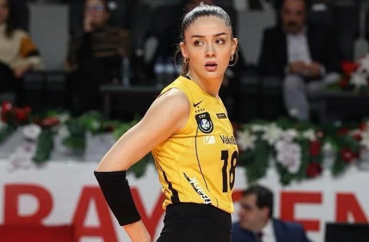 Sinem Kobal ile poz veren Zehra Güneş sade tarzıyla beğeni topladı ...