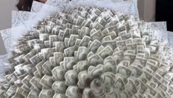 Doğum günü hediyesi dolar banknotlarından oluşan devasa buket oldu ...