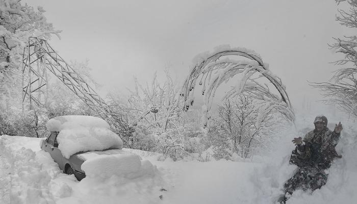 Öyle bir yağdı ki 40 yılın acısı çıktı! Teyzeler karda adeta kayboldu ...