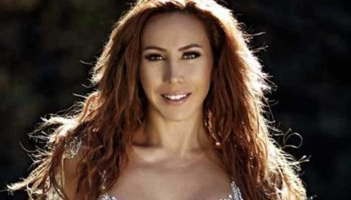 Asena sahnede oryantal şov yaptı şarkı söyledi performansı dile düştü ...