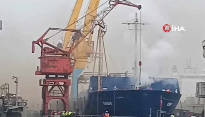 Tuzla Tersanesi'nde yangın çıktı! İtfaiye ekipleri sevk edildi ... Tuzla Tersanesi'nde yangın çıktı! İtfaiye ekipleri sevk edildi ...