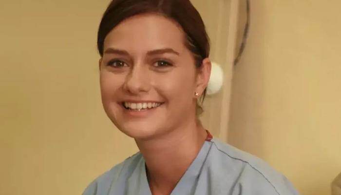 Yasemin Özilhan örgü mini eteğiyle poz verdi! Son haline yorum yağdı: Dolguyu biraz azaltsanız ...