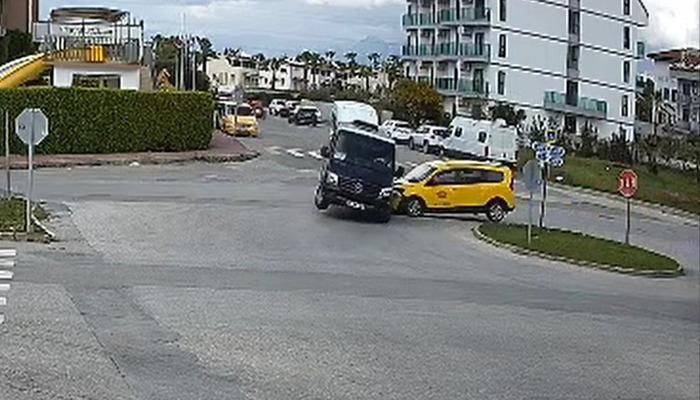 Minibüs ile ticari taksi kavşakta çarpıştı: 2'si turist 3 yaralı ...