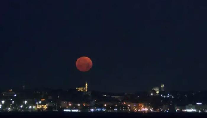 18 yıl aradan sonra İstanbul'da görüldü! 'Çilek Dolunayı' rengiyle ...