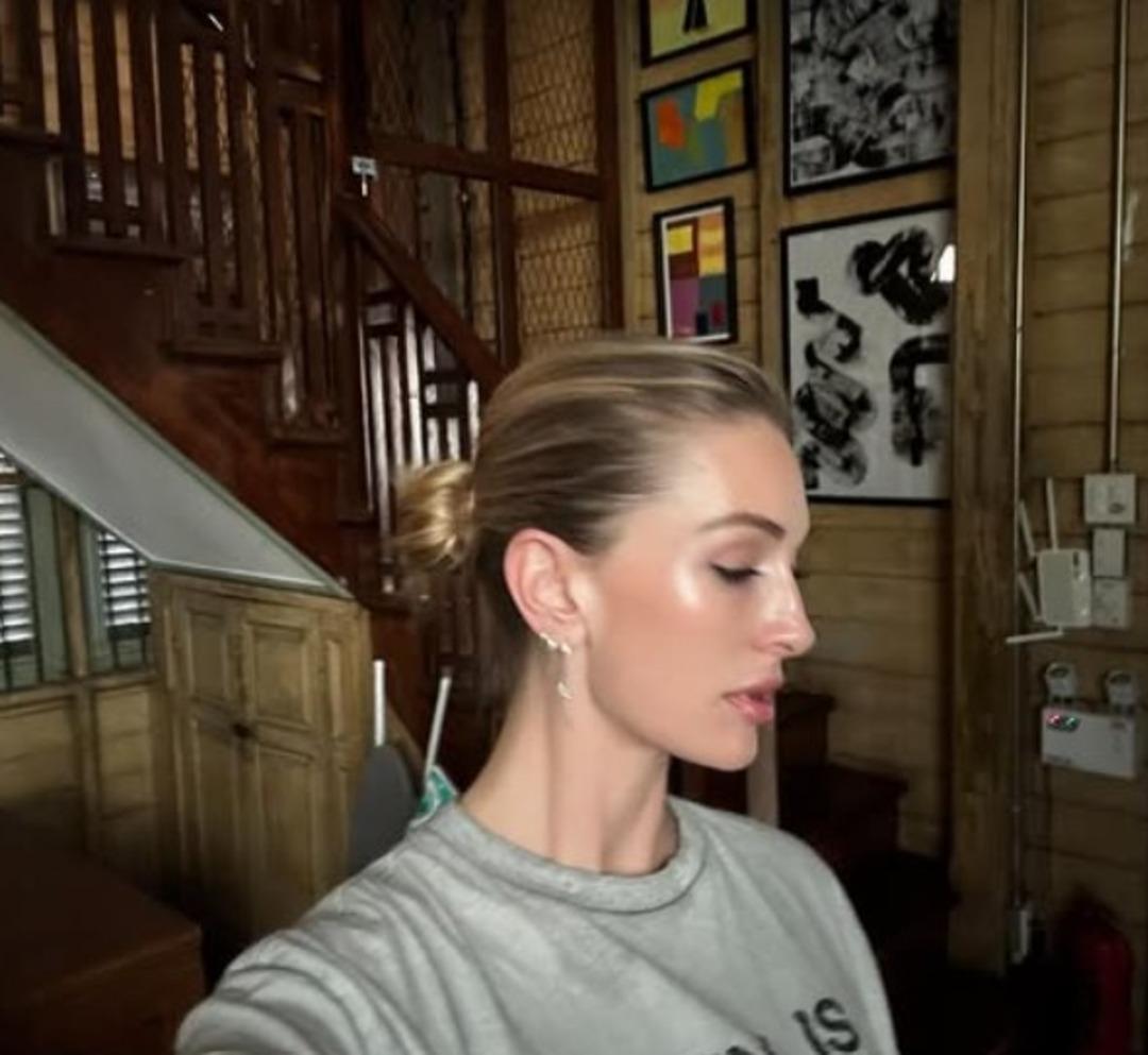 Yasemin Kay Allen peş peşe paylaştı! Tişörtünü sıyırıp poz verdi ...