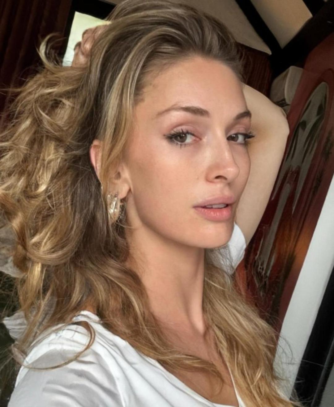 Yasemin Kay Allen peş peşe paylaştı! Tişörtünü sıyırıp poz verdi ...