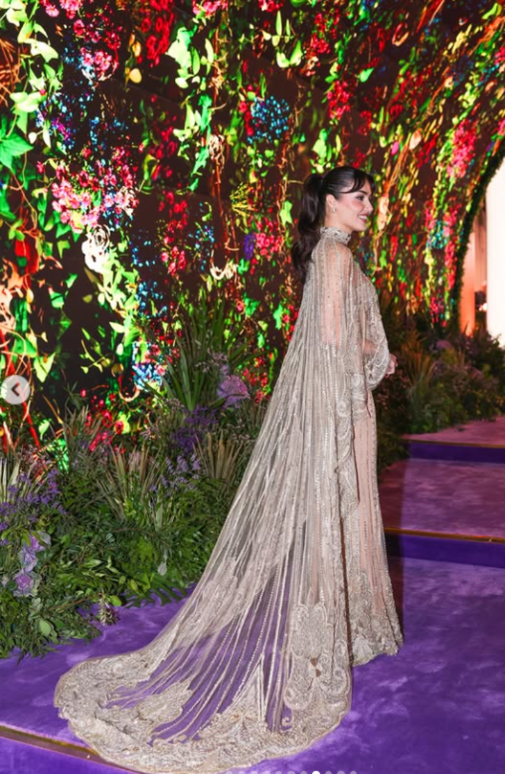 Hande Erçel, Joy Awards'da göz kamaştırdı: Cesur tarzından ödün vermedi ...